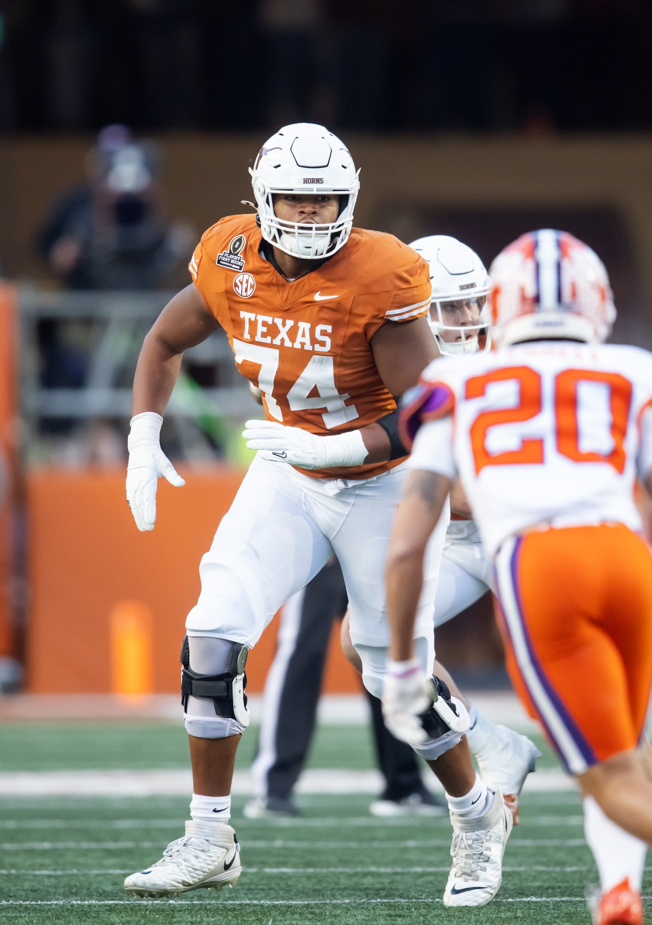6-Foot-7, 315-Pound Texas Lineman Throws Down 360º Dunks