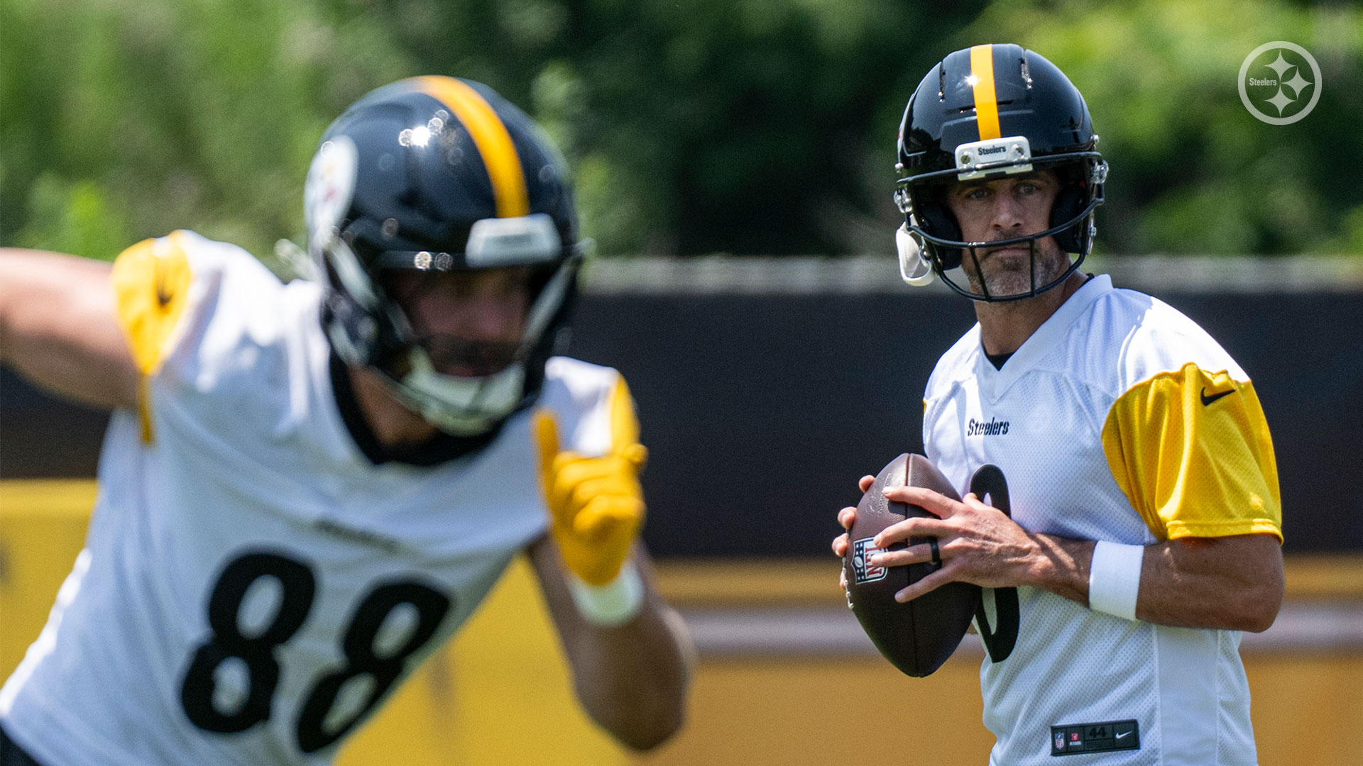 Aaron Rodgers' Big Hands Make Kenny Pickett Look Even Smaller