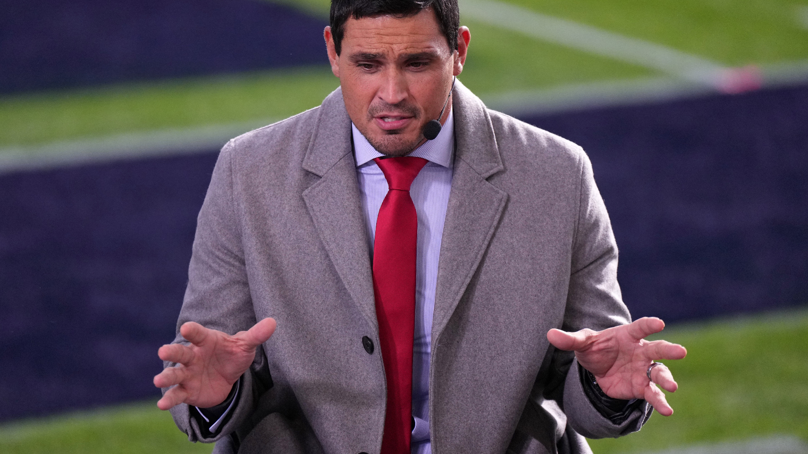 19 QBs With The Largest Hands In NFL History