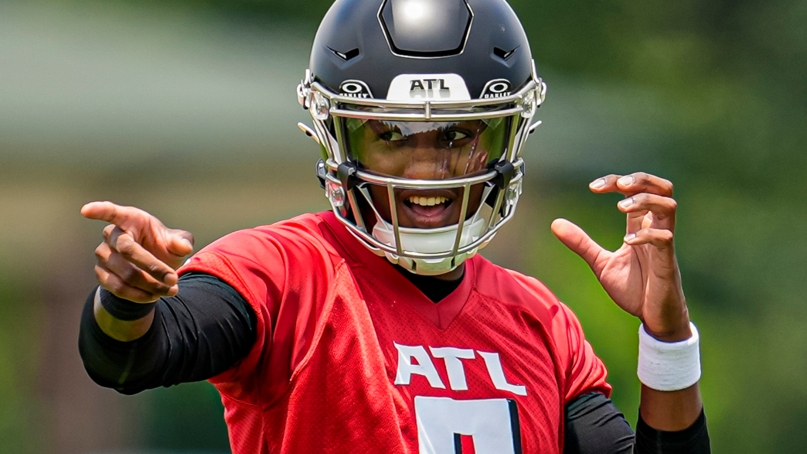 19 QBs With The Largest Hands In NFL History