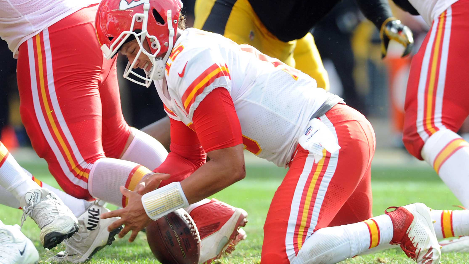 The 15 QBs With The Smallest Hands In The NFL Right Now