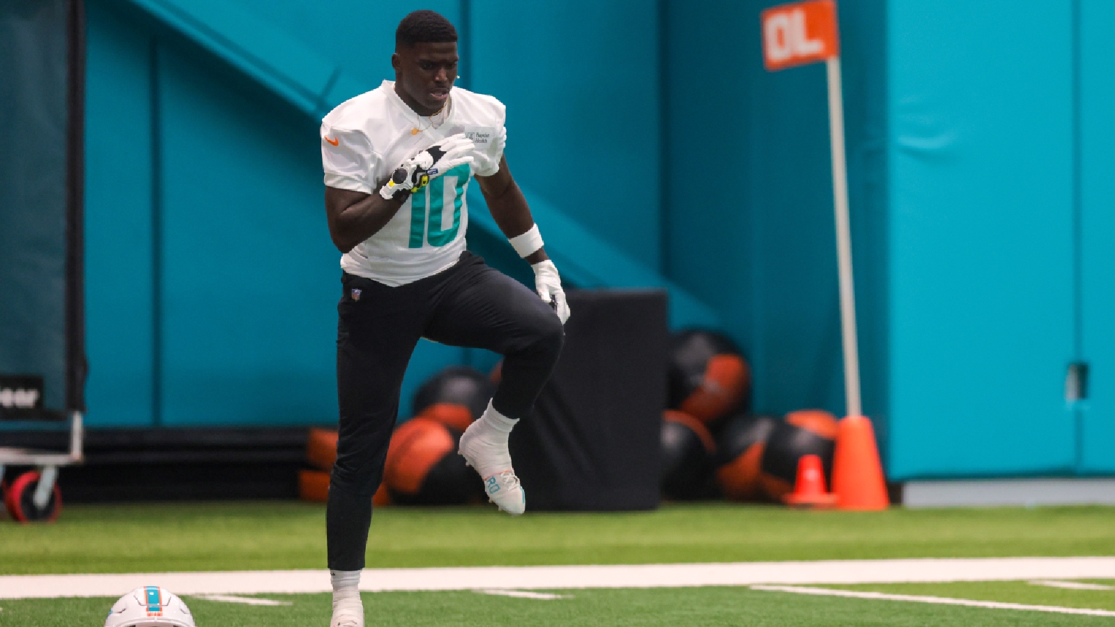 Tyreek Hill Beats Noah Lyles' Brother In 100-Meter Race