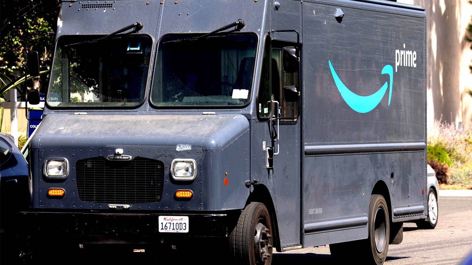 Car Crashes Into Amazon Prime Truck, Driver Still Makes Delivery