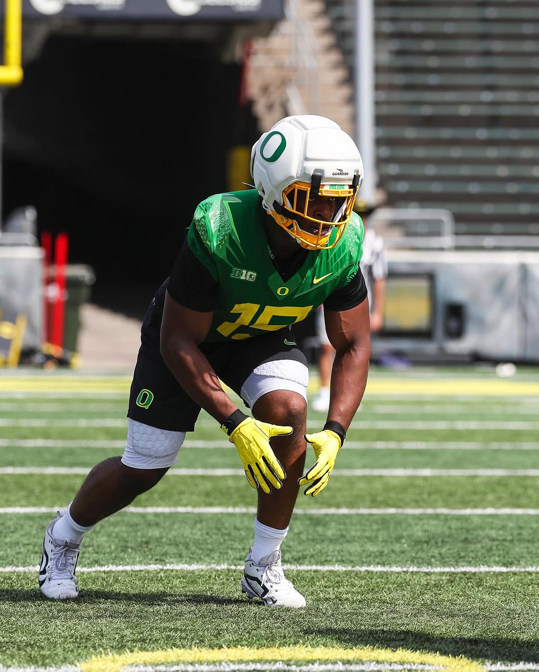 Oregon's New 18-Year-Old Linebacker Is Built Like A Brick House