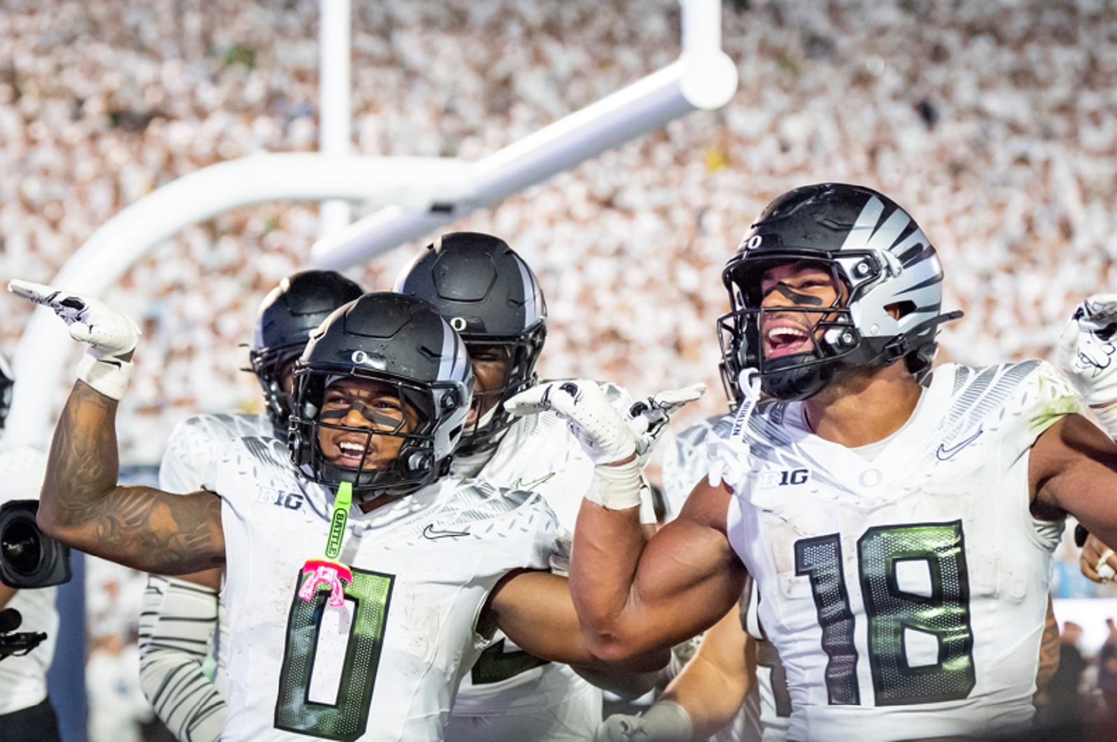 Oregon Players Flip Off Penn State Fans Throwing Trash At Them