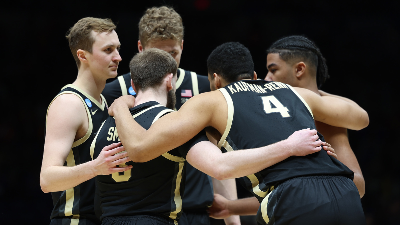 Purdue Basketball Team Photo Puts Absurd Height In Perspective