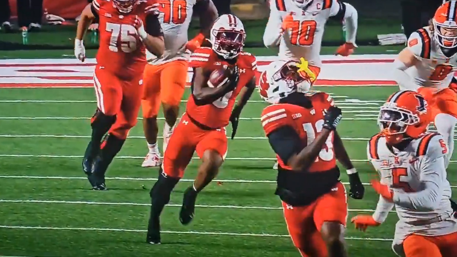 Wisconsin Football Player Uses High-IQ Trickery To Fool Defense