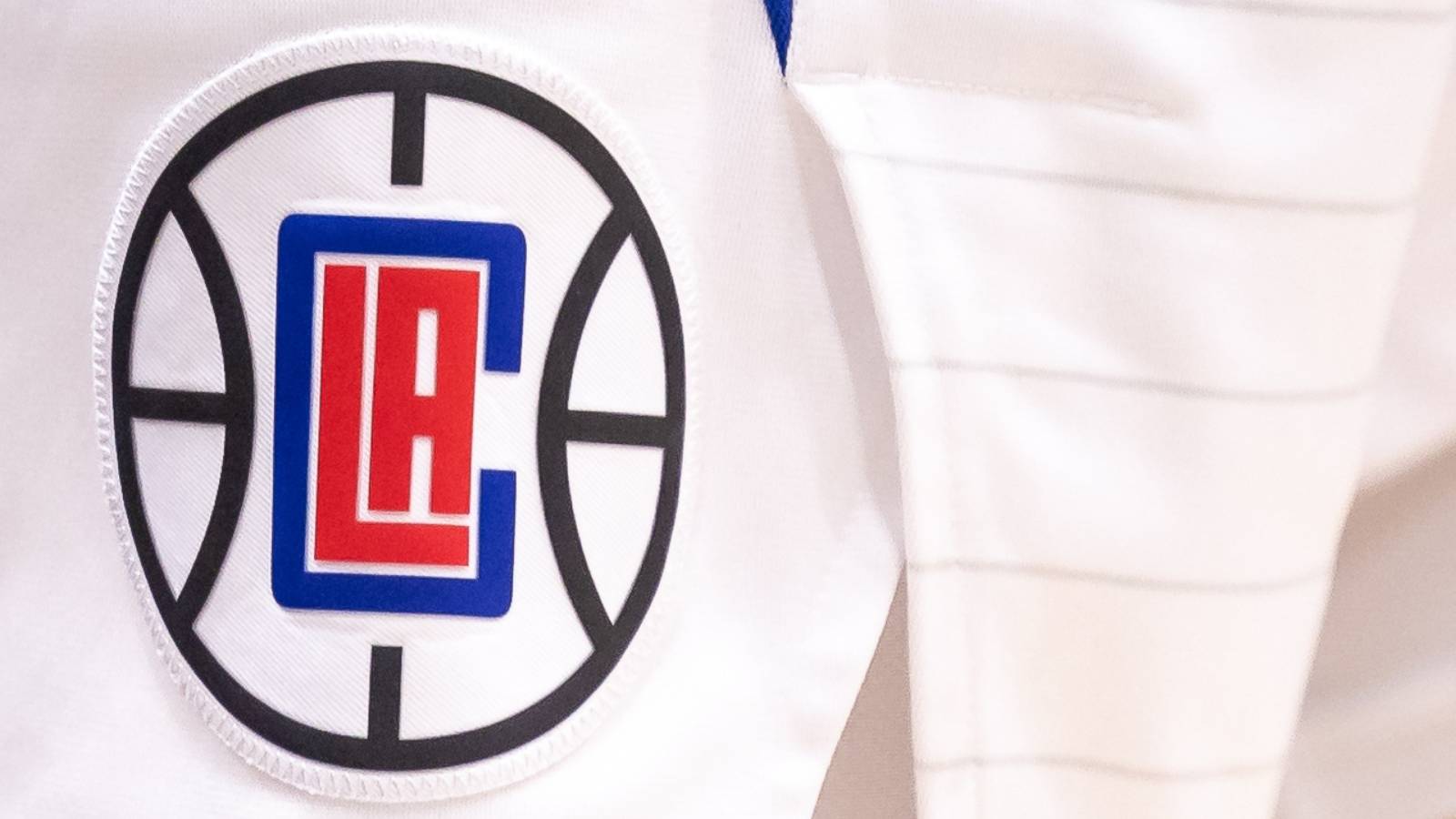 Clippers Fan Forced To Literally Eat Own Words After 15-3 Run