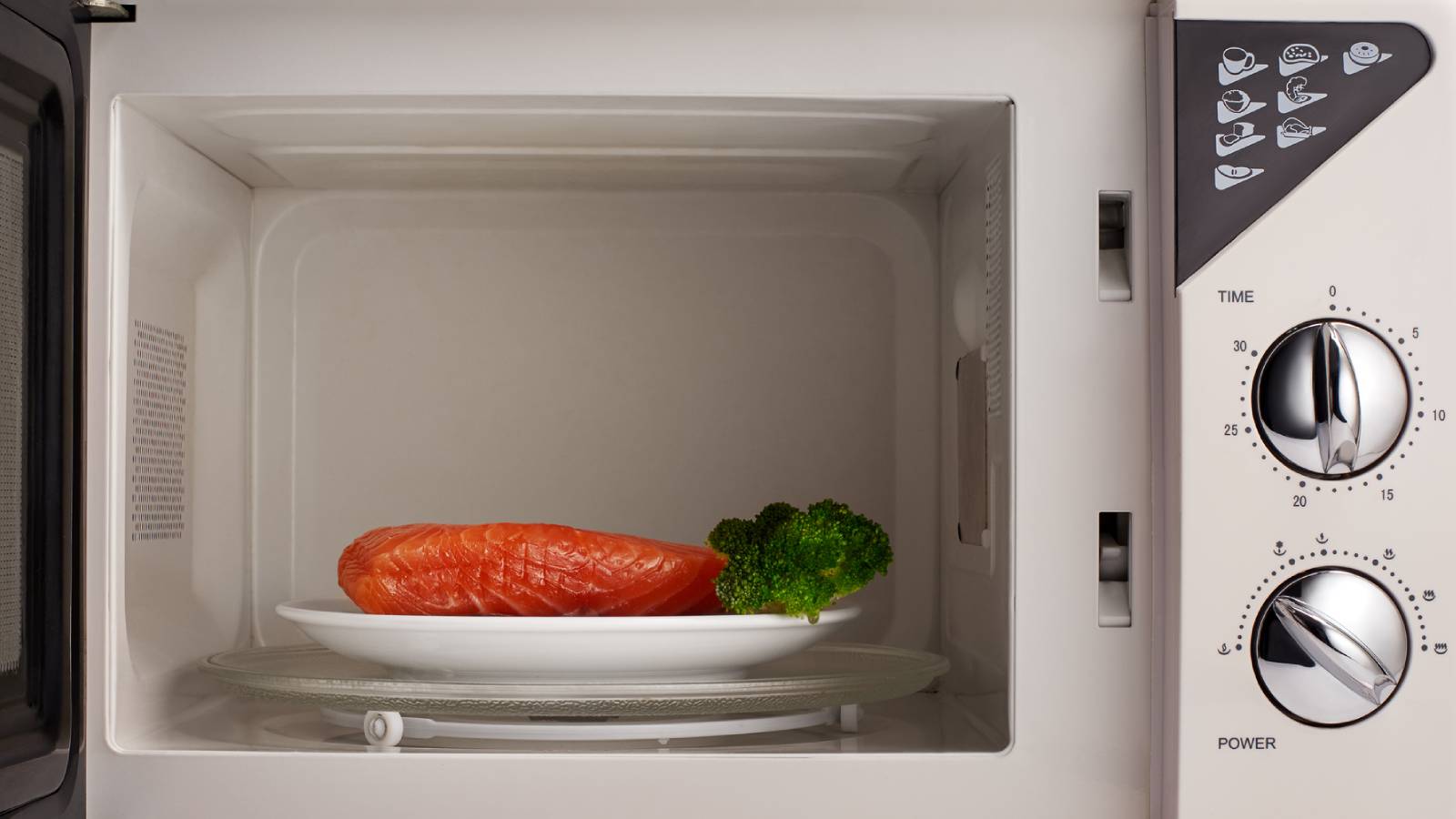 South Carolina Cop Fired For Pulling Gun Over Microwaved Fish